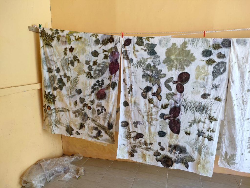 Membuat Batik Ecoprint Teknik Steaming ala MAN 2 Rembang – MAN 2 Rembang